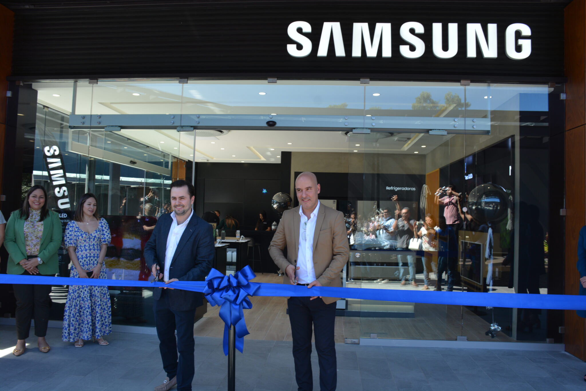 Explora la innovación y conectividad de Samsung en su moderna tienda de ...